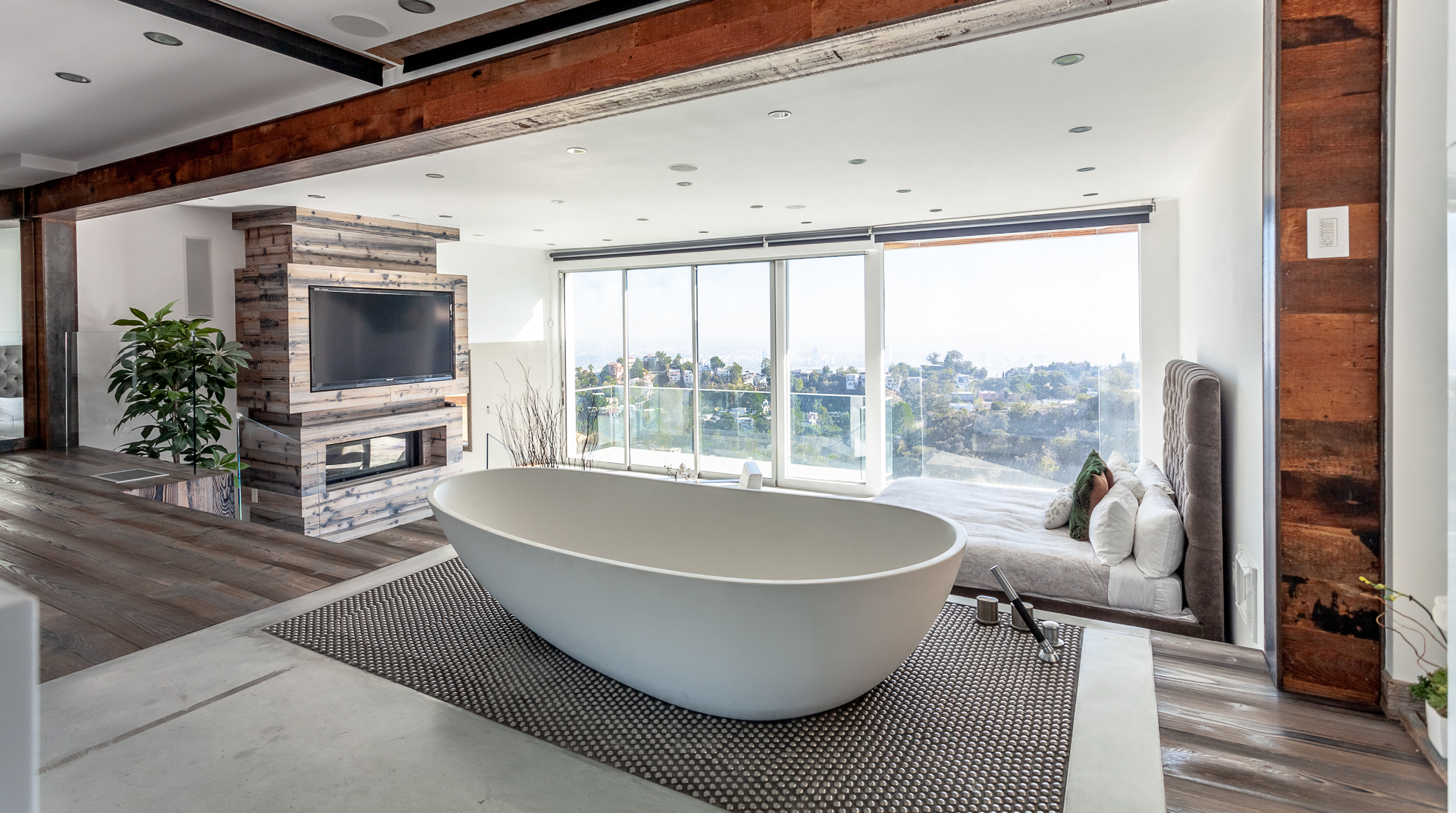 11 Beautiful Home Bathtubs You Can Unwind In | Plum Guide